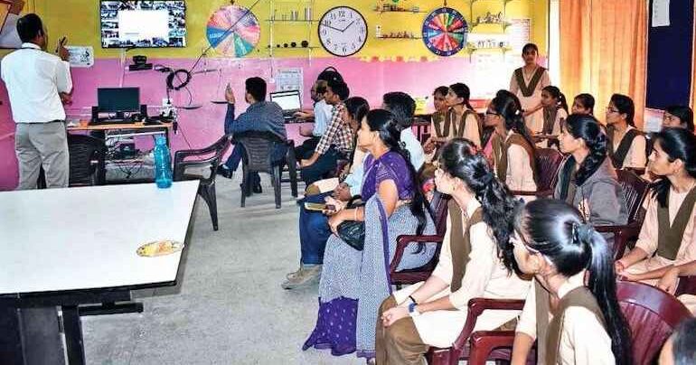 UP Basic Education Department का नया आदेश: गैरहाजिर छात्रों के घर अब ...